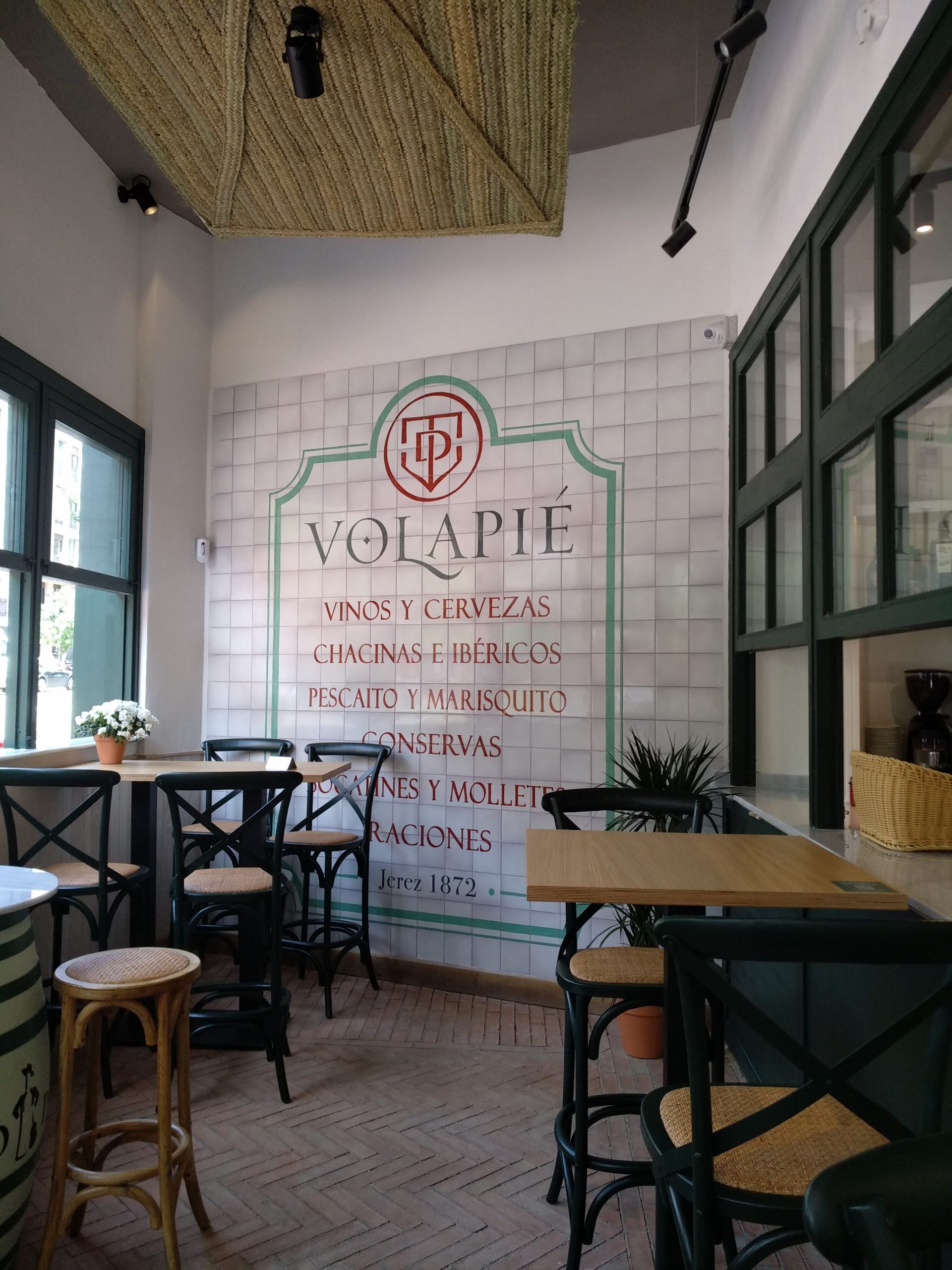 Grandes rótulos de azulejos para Taberna Volapié - Alicia Guerrero
